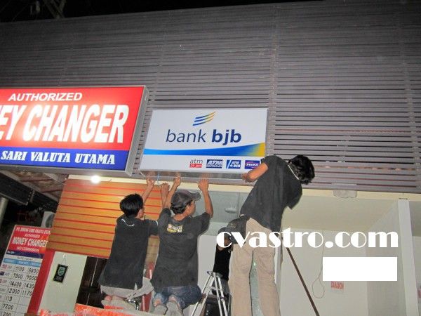 Neon box ATM BJB di Bebek Bengil Ubud Gianyar Bali